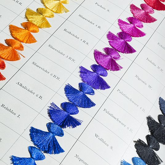 Mustertafel mit Farbmustern für Seide.